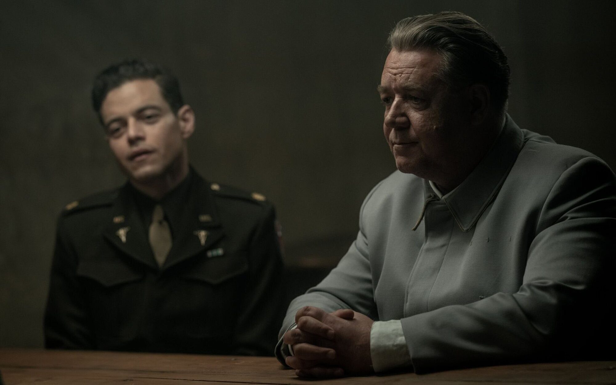 Russell Crowe y Rami Malek protagonizan un intenso duelo psicológico en ...